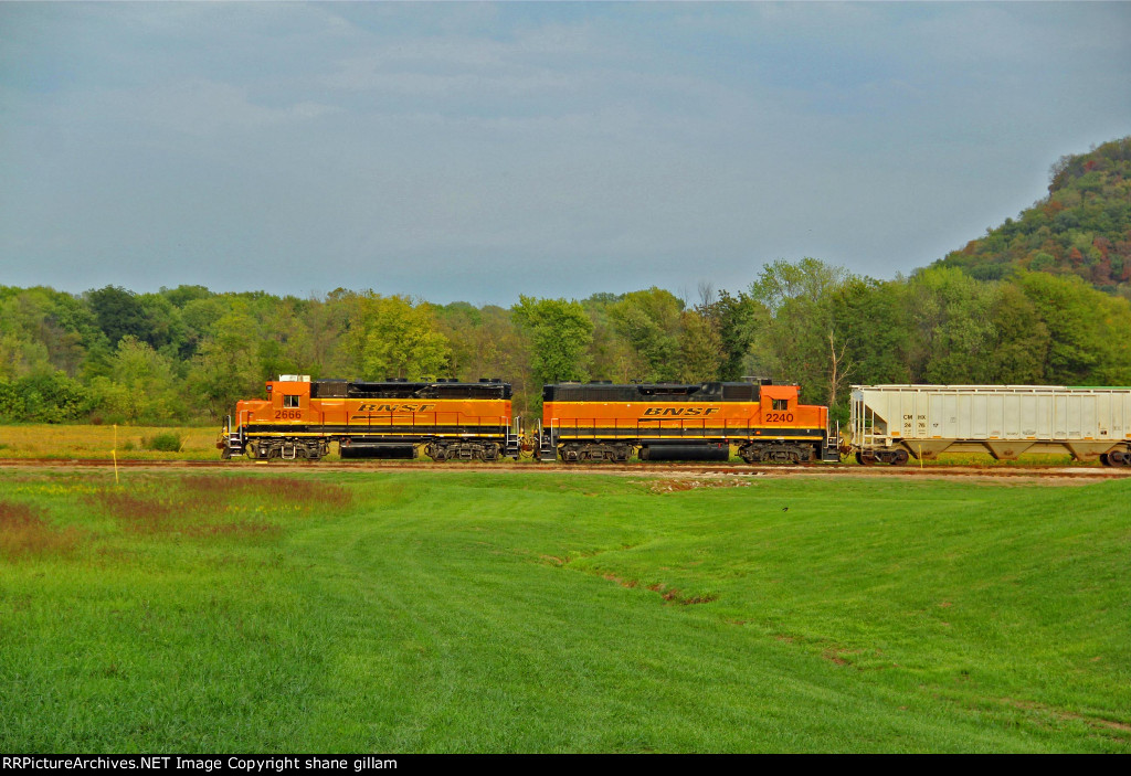 BNSF 2666 leads the cosgrove turn at Louisiana Mo.